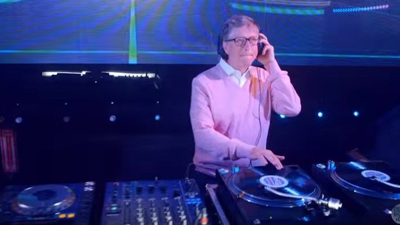 Bill Gates'in DJ'lik kariyeri "resmen" başladı - Webrazzi