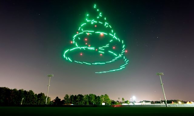 Intel ve Disney, 300 drone'un katıldığı gökyüzü şöleniyle gövde ...